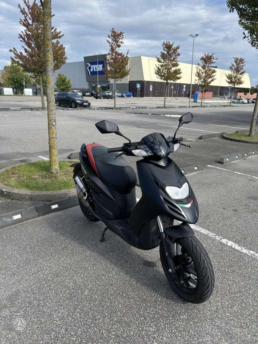 Black Aprilia SR 2020 in Klaipeda, with an engine capacity of 49.00 L and mileage of 21 thousand km for 1400 €, photo 4 on AUTOMOTO.COM.LV