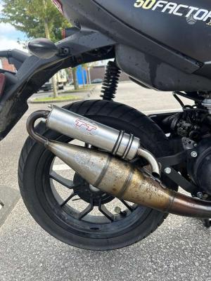 Black Aprilia SR 2020 in Klaipeda, with an engine capacity of 49.00 L and mileage of 21 thousand km for 1400 €, photo 5 on AUTOMOTO.COM.LV