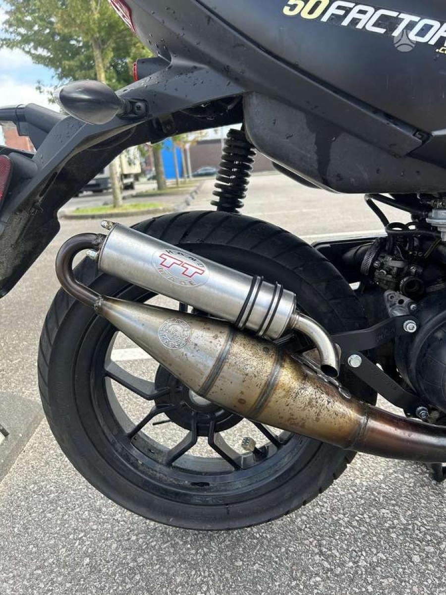 Black Aprilia SR 2020 in Klaipeda, with an engine capacity of 49.00 L and mileage of 21 thousand km for 1400 €, photo 5 on AUTOMOTO.COM.LV