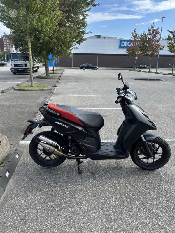 Black Aprilia SR 2020 in Klaipeda, with an engine capacity of 49.00 L and mileage of 21 thousand km for 1400 €, photo 6 on AUTOMOTO.COM.LV