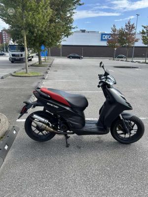 Black Aprilia SR 2020 in Klaipeda, with an engine capacity of 49.00 L and mileage of 21 thousand km for 1400 €, photo 6 on AUTOMOTO.COM.LV