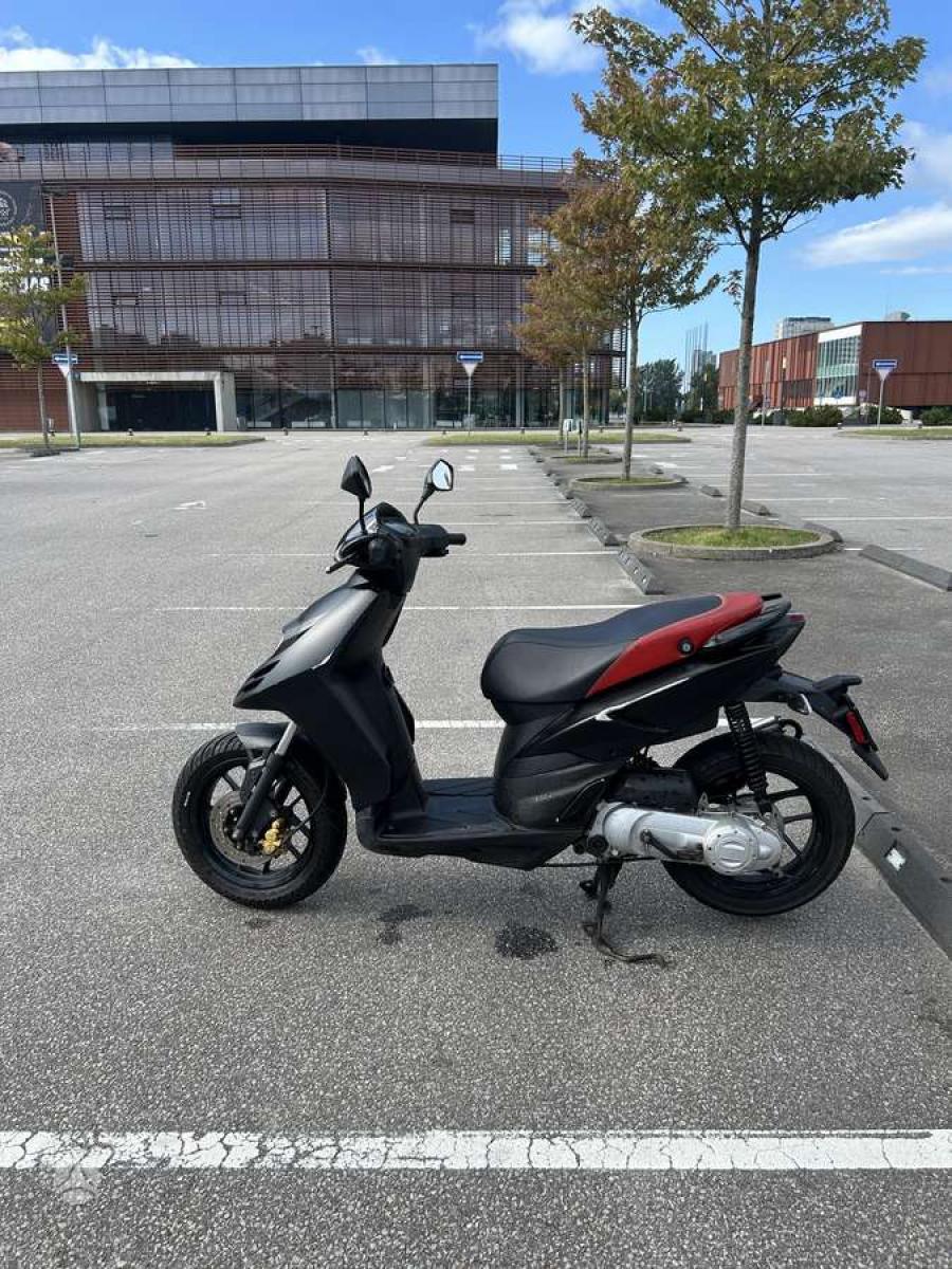 Black Aprilia SR 2020 in Klaipeda, with an engine capacity of 49.00 L and mileage of 21 thousand km for 1400 €, photo 8 on AUTOMOTO.COM.LV