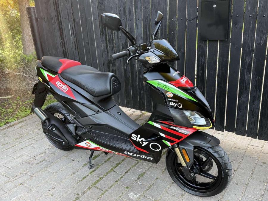 Черный Априлия SR 2021 в Пренай, объемом двигателя 49.00 л и пробегом 9 тыс. км за 2170 €, фото 1 на AUTOMOTO.COM.LV