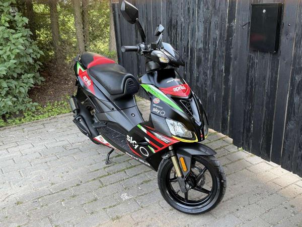Black Aprilia SR 2021 in Prienai, with an engine capacity of 49.00 L and mileage of 9 thousand km for 2170 €, photo 2 on AUTOMOTO.COM.LV