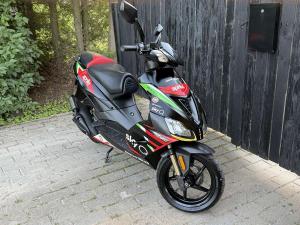 Черный Априлия SR 2021 в Пренай, объемом двигателя 49.00 л и пробегом 9 тыс. км за 2170 €, фото 3 на AUTOMOTO.COM.LV