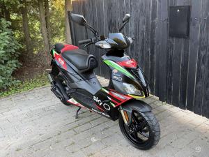 Черный Априлия SR 2021 в Пренай, объемом двигателя 49.00 л и пробегом 9 тыс. км за 2170 €, фото 4 на AUTOMOTO.COM.LV