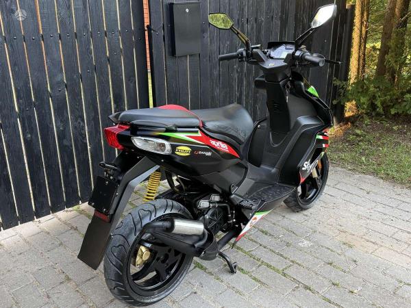 Black Aprilia SR 2021 in Prienai, with an engine capacity of 49.00 L and mileage of 9 thousand km for 2170 €, photo 4 on AUTOMOTO.COM.LV