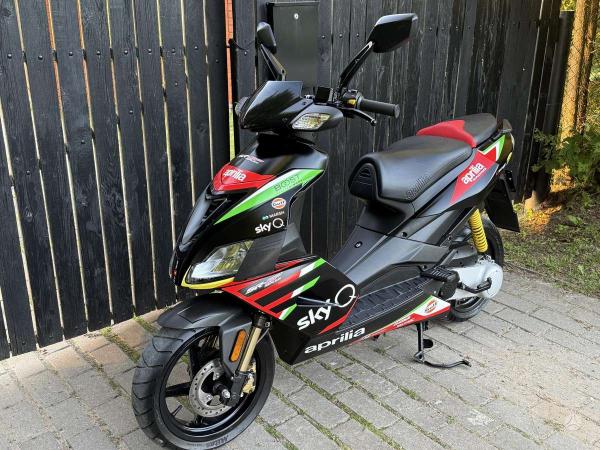 Black Aprilia SR 2021 in Prienai, with an engine capacity of 49.00 L and mileage of 9 thousand km for 2170 €, photo 8 on AUTOMOTO.COM.LV