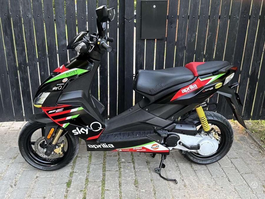 Черный Априлия SR 2021 в Пренай, объемом двигателя 49.00 л и пробегом 9 тыс. км за 2170 €, фото 10 на AUTOMOTO.COM.LV