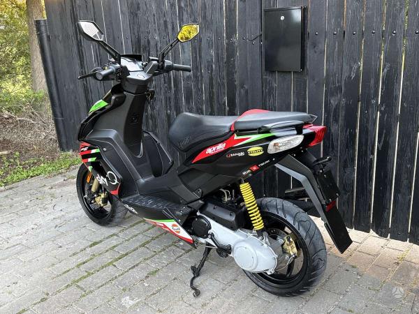 Black Aprilia SR 2021 in Prienai, with an engine capacity of 49.00 L and mileage of 9 thousand km for 2170 €, photo 10 on AUTOMOTO.COM.LV