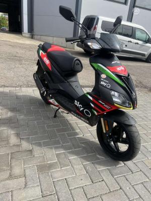 Melns Aprilia SR 2021 Kauņa, ar dzinēja tilpumu 0.00 L un nobraukumu 10 tūkst. km par 2250 €, foto 3 vietnē AUTOMOTO.COM.LV