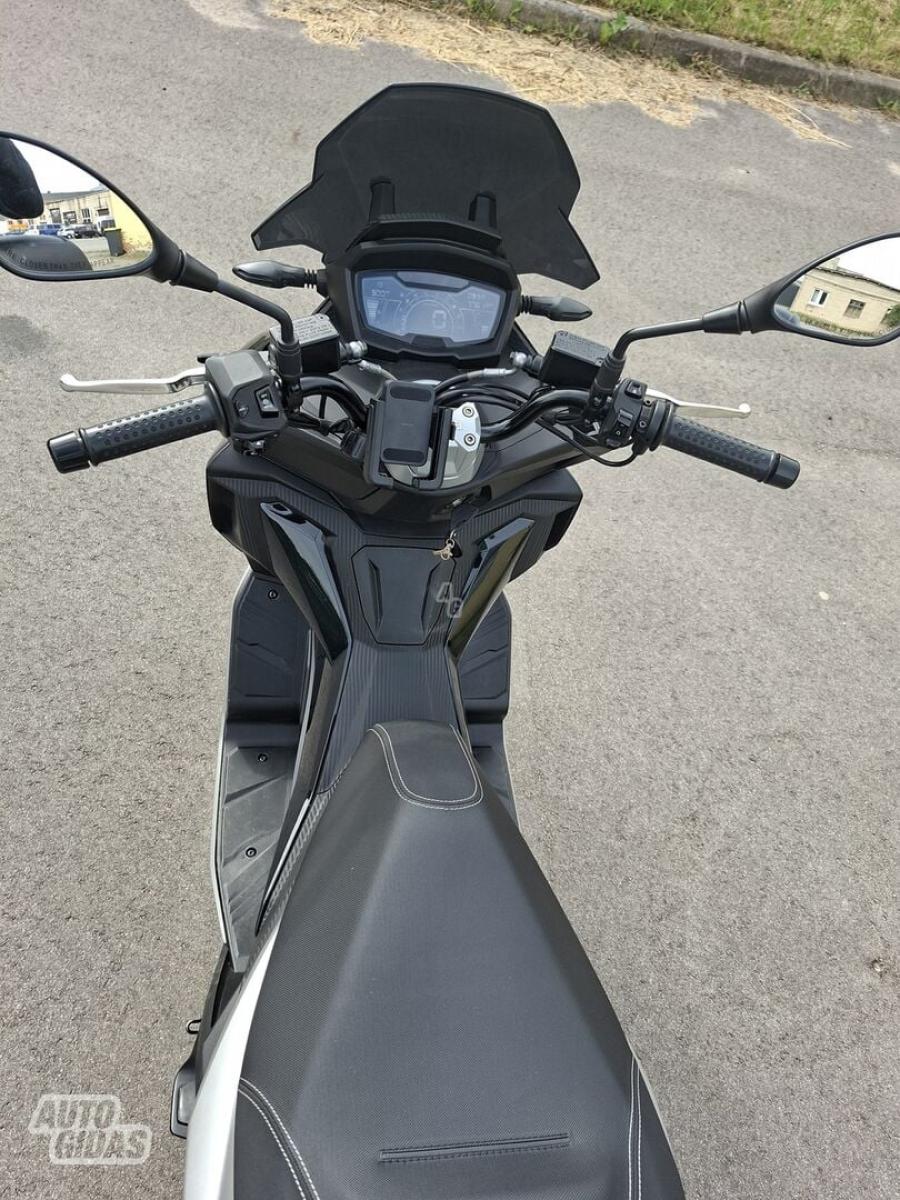 Black Aprilia SR 2022 in Klaipeda, with an engine capacity of 0.13 L and mileage of 8 thousand km for 4250 €, photo 17 on AUTOMOTO.COM.LV