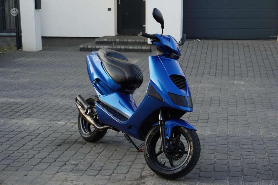 Blue Aprilia SR 1996 in Vilnius, with an engine capacity of 50.00 L and mileage of 11 thousand km for 1444 €, photo 1 on AUTOMOTO.COM.LV