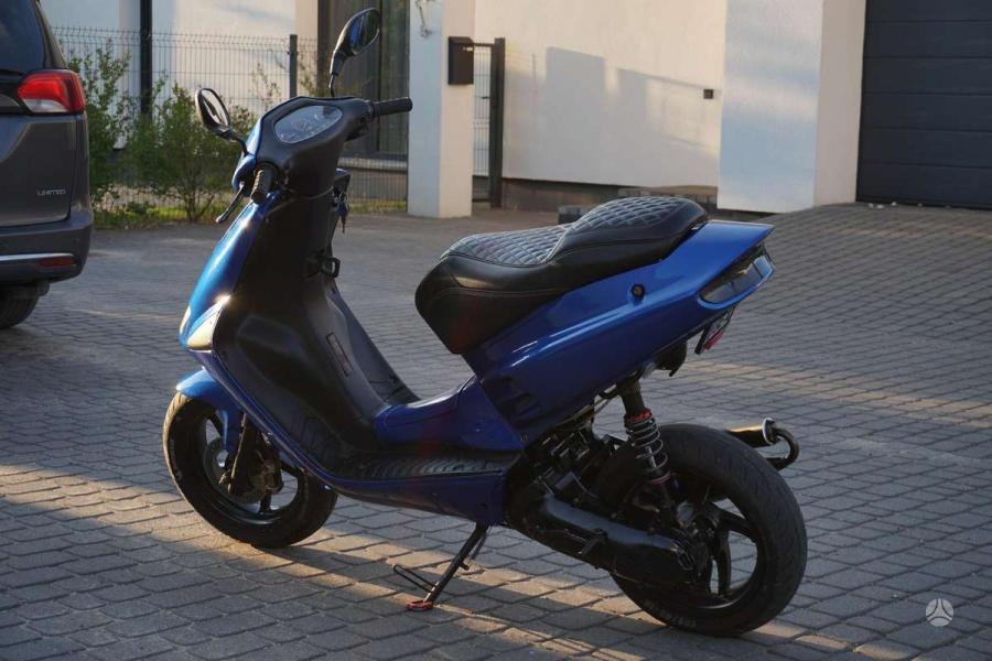 Blue Aprilia SR 1996 in Vilnius, with an engine capacity of 50.00 L and mileage of 11 thousand km for 1444 €, photo 6 on AUTOMOTO.COM.LV