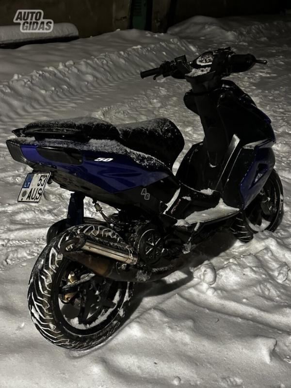 Blue Aprilia SR 2011 in Telschi, with an engine capacity of 0.07 L and mileage of 23 thousand km for 1400 €, photo 4 on AUTOMOTO.COM.LV