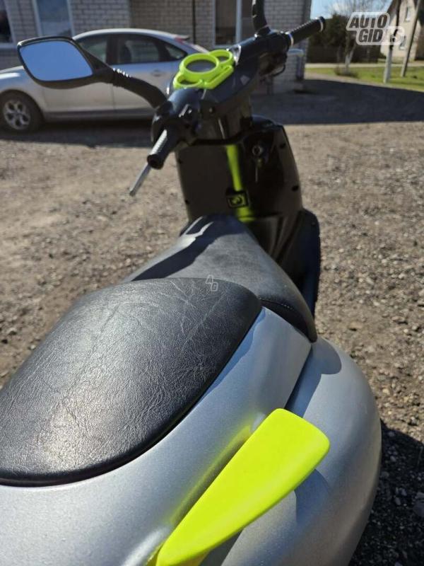 Pelēks Aprilia SR 2005 Viļņa, ar dzinēja tilpumu 0.05 L un nobraukumu 10 tūkst. km par 900 €, foto 2 vietnē AUTOMOTO.COM.LV