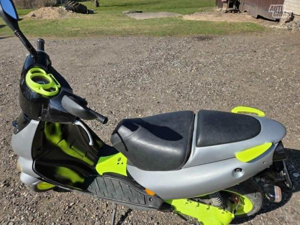 Pelēks Aprilia SR 2005 Viļņa, ar dzinēja tilpumu 0.05 L un nobraukumu 10 tūkst. km par 900 €, foto 3 vietnē AUTOMOTO.COM.LV