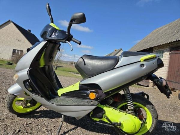 Pelēks Aprilia SR 2005 Viļņa, ar dzinēja tilpumu 0.05 L un nobraukumu 10 tūkst. km par 900 €, foto 5 vietnē AUTOMOTO.COM.LV