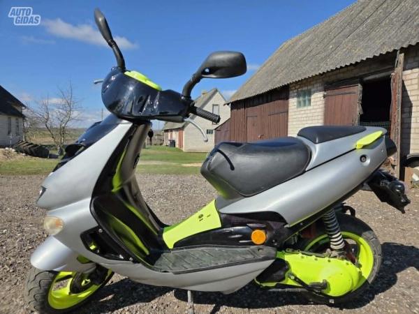 Pelēks Aprilia SR 2005 Viļņa, ar dzinēja tilpumu 0.05 L un nobraukumu 10 tūkst. km par 900 €, foto 6 vietnē AUTOMOTO.COM.LV