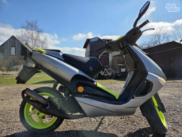 Pelēks Aprilia SR 2005 Viļņa, ar dzinēja tilpumu 0.05 L un nobraukumu 10 tūkst. km par 900 €, foto 9 vietnē AUTOMOTO.COM.LV