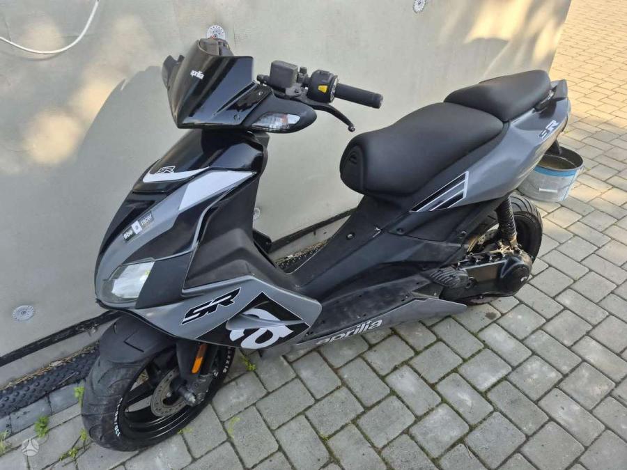 Grey Aprilia SR 2007 in Varena, with an engine capacity of 49.00 L and mileage of 24 thousand km for 1250 €, photo 1 on AUTOMOTO.COM.LV