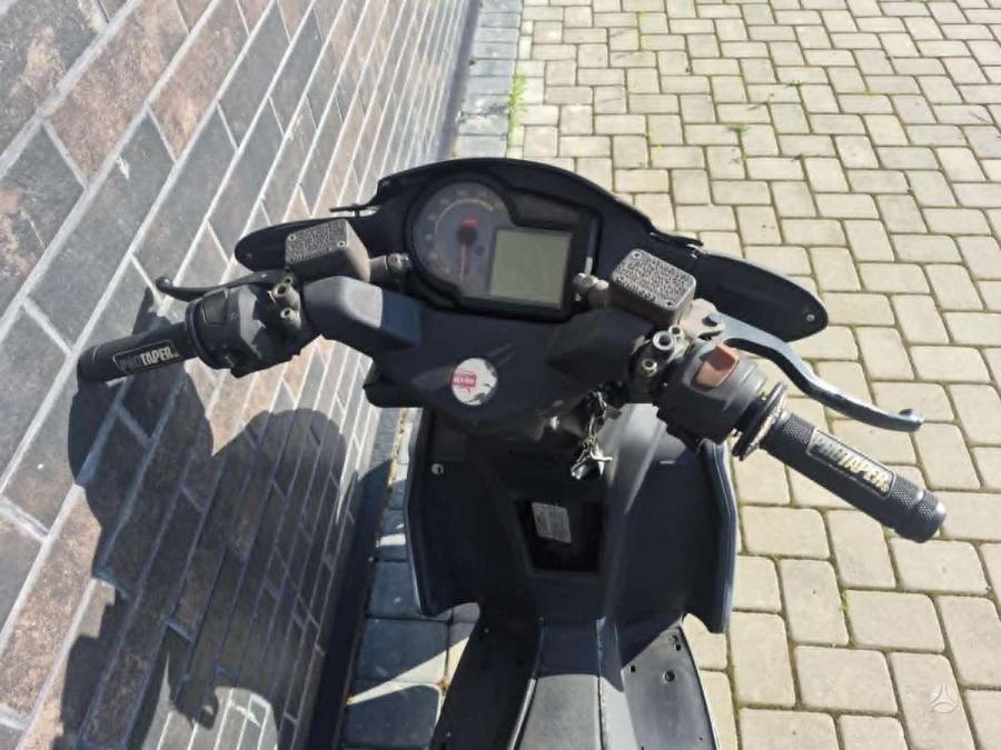 Grey Aprilia SR 2007 in Varena, with an engine capacity of 49.00 L and mileage of 24 thousand km for 1250 €, photo 13 on AUTOMOTO.COM.LV