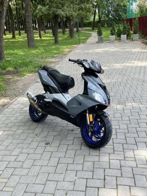 Pelēks Aprilia SR 2007 Kėdainiai, ar dzinēja tilpumu 49.00 L un nobraukumu 33 tūkst. km par 1300 €, foto  vietnē AUTOMOTO.COM.LV