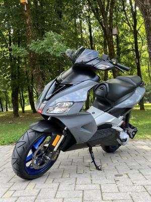 Pelēks Aprilia SR 2007 Kėdainiai, ar dzinēja tilpumu 49.00 L un nobraukumu 33 tūkst. km par 1300 €, foto 3 vietnē AUTOMOTO.COM.LV