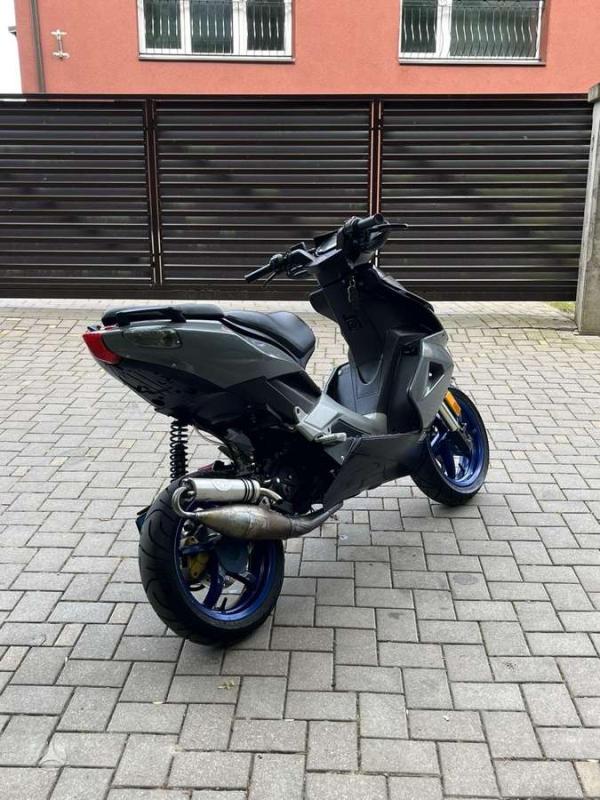 Pelēks Aprilia SR 2007 Kėdainiai, ar dzinēja tilpumu 49.00 L un nobraukumu 33 tūkst. km par 1300 €, foto 4 vietnē AUTOMOTO.COM.LV