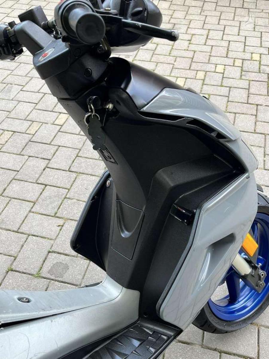 Pelēks Aprilia SR 2007 Kėdainiai, ar dzinēja tilpumu 49.00 L un nobraukumu 33 tūkst. km par 1300 €, foto 5 vietnē AUTOMOTO.COM.LV