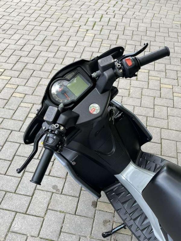 Pelēks Aprilia SR 2007 Kėdainiai, ar dzinēja tilpumu 49.00 L un nobraukumu 33 tūkst. km par 1300 €, foto 8 vietnē AUTOMOTO.COM.LV