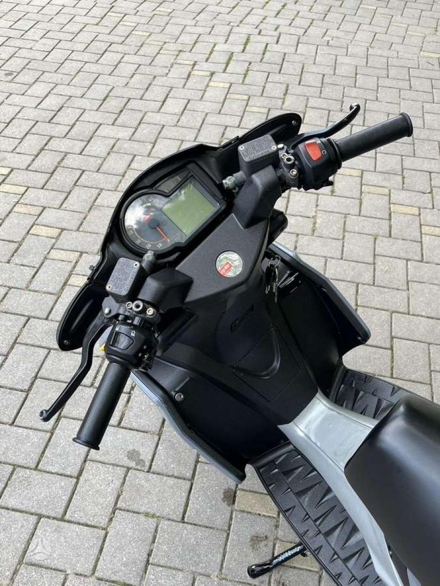 Pelēks Aprilia SR 2007 Kėdainiai, ar dzinēja tilpumu 49.00 L un nobraukumu 33 tūkst. km par 1300 €, foto 8 vietnē AUTOMOTO.COM.LV