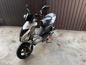 Pelēks Aprilia SR 2008 Kauņa, ar dzinēja tilpumu 0.05 L un nobraukumu 8 tūkst. km par 1650 €, foto 3 vietnē AUTOMOTO.COM.LV
