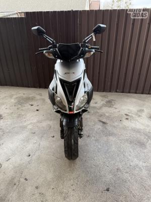 Pelēks Aprilia SR 2008 Kauņa, ar dzinēja tilpumu 0.05 L un nobraukumu 8 tūkst. km par 1650 €, foto 7 vietnē AUTOMOTO.COM.LV