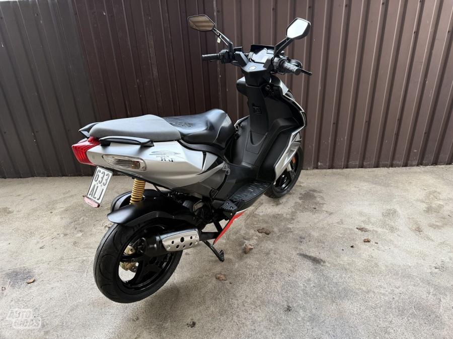 Pelēks Aprilia SR 2008 Kauņa, ar dzinēja tilpumu 0.05 L un nobraukumu 8 tūkst. km par 1650 €, foto 9 vietnē AUTOMOTO.COM.LV