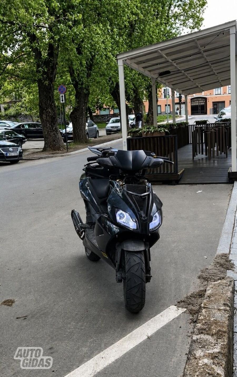 Pelēks Aprilia SR 2010 Viļņa, ar dzinēja tilpumu 0.00 L un nobraukumu 10 tūkst. km par 1800 €, foto 1 vietnē AUTOMOTO.COM.LV