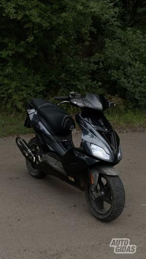 Pelēks Aprilia SR 2010 Viļņa, ar dzinēja tilpumu 0.00 L un nobraukumu 10 tūkst. km par 1800 €, foto 3 vietnē AUTOMOTO.COM.LV