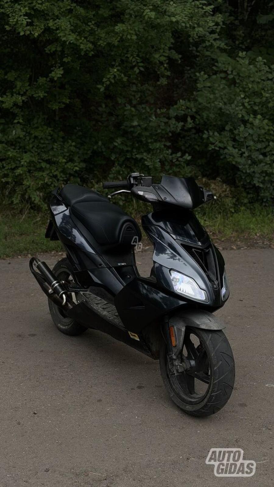 Pelēks Aprilia SR 2010 Viļņa, ar dzinēja tilpumu 0.00 L un nobraukumu 10 tūkst. km par 1800 €, foto 3 vietnē AUTOMOTO.COM.LV