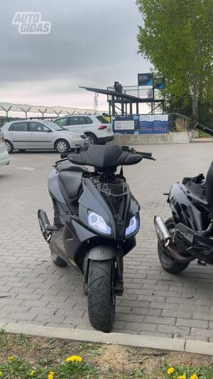 Pelēks Aprilia SR 2010 Viļņa, ar dzinēja tilpumu 0.00 L un nobraukumu 10 tūkst. km par 1800 €, foto 4 vietnē AUTOMOTO.COM.LV