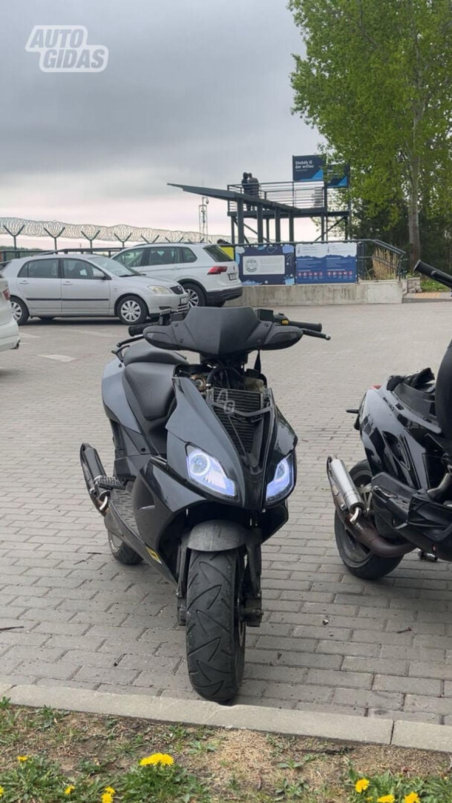 Pelēks Aprilia SR 2010 Viļņa, ar dzinēja tilpumu 0.00 L un nobraukumu 10 tūkst. km par 1800 €, foto 4 vietnē AUTOMOTO.COM.LV
