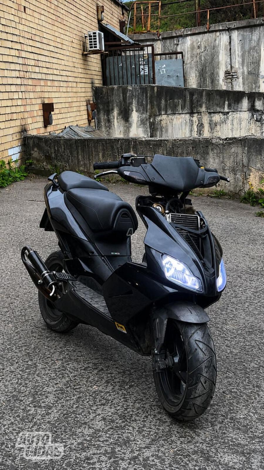 Pelēks Aprilia SR 2010 Viļņa, ar dzinēja tilpumu 0.00 L un nobraukumu 10 tūkst. km par 1800 €, foto 6 vietnē AUTOMOTO.COM.LV