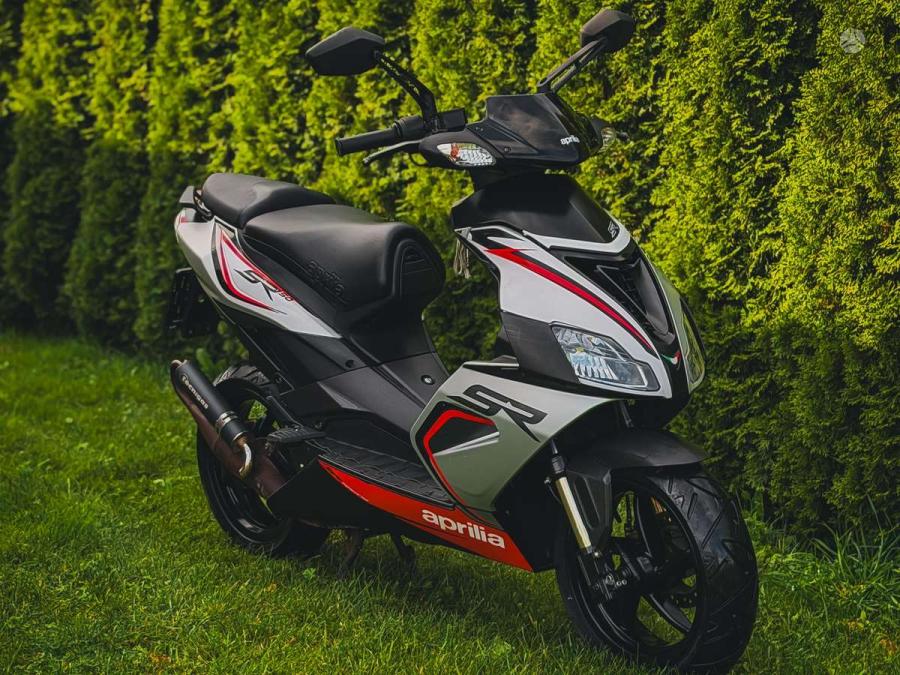 Grey Aprilia SR 2017 in Klaipeda, with an engine capacity of 49.00 L and mileage of 14 thousand km for 1549 €, photo 1 on AUTOMOTO.COM.LV