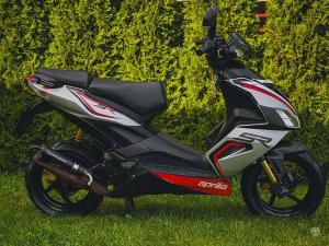 Grey Aprilia SR 2017 in Klaipeda, with an engine capacity of 49.00 L and mileage of 14 thousand km for 1549 €, photo 3 on AUTOMOTO.COM.LV
