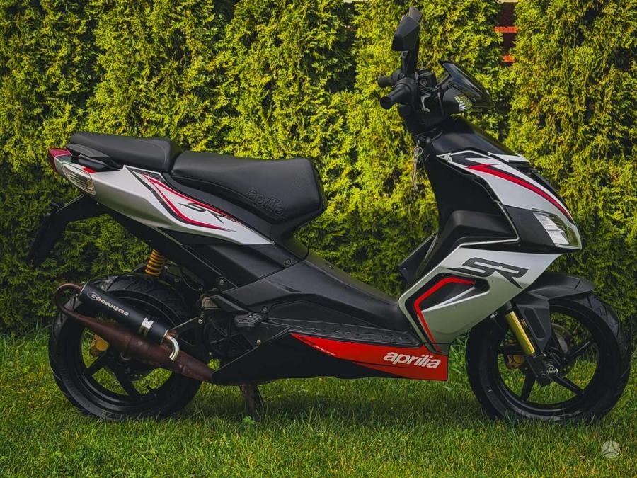 Grey Aprilia SR 2017 in Klaipeda, with an engine capacity of 49.00 L and mileage of 14 thousand km for 1549 €, photo 3 on AUTOMOTO.COM.LV