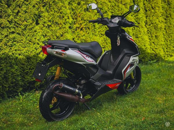 Grey Aprilia SR 2017 in Klaipeda, with an engine capacity of 49.00 L and mileage of 14 thousand km for 1549 €, photo 4 on AUTOMOTO.COM.LV