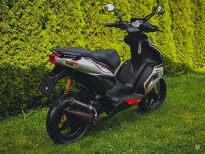 Grey Aprilia SR 2017 in Klaipeda, with an engine capacity of 49.00 L and mileage of 14 thousand km for 1549 €, photo 4 on AUTOMOTO.COM.LV