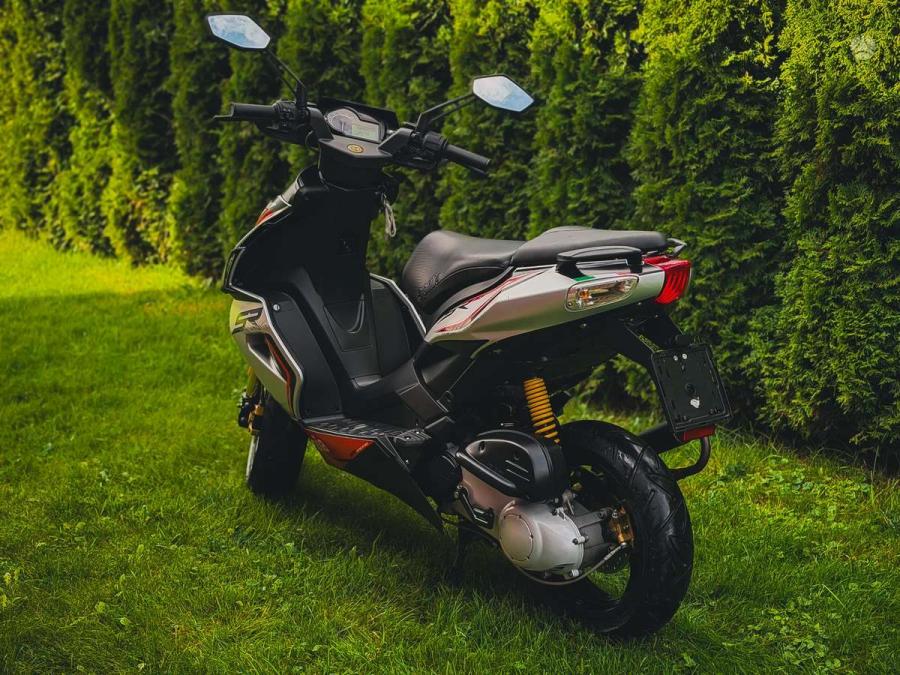 Grey Aprilia SR 2017 in Klaipeda, with an engine capacity of 49.00 L and mileage of 14 thousand km for 1549 €, photo 5 on AUTOMOTO.COM.LV