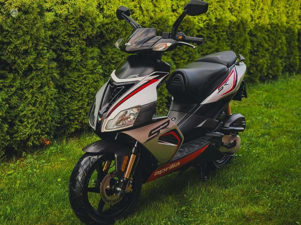 Grey Aprilia SR 2017 in Klaipeda, with an engine capacity of 49.00 L and mileage of 14 thousand km for 1549 €, photo 7 on AUTOMOTO.COM.LV