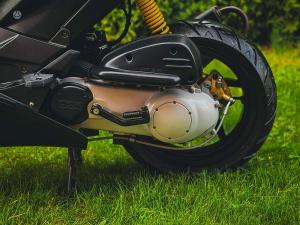 Grey Aprilia SR 2017 in Klaipeda, with an engine capacity of 49.00 L and mileage of 14 thousand km for 1549 €, photo 8 on AUTOMOTO.COM.LV