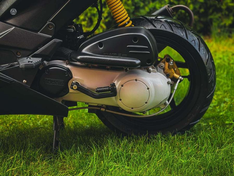 Grey Aprilia SR 2017 in Klaipeda, with an engine capacity of 49.00 L and mileage of 14 thousand km for 1549 €, photo 8 on AUTOMOTO.COM.LV